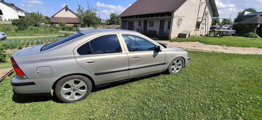 Brūns Volvo S60 2001 Viļņa, ar dzinēja tilpumu 2.40 L un nobraukumu 326 tūkst. km par 1200 €, foto 3 vietnē AUTOMOTO.COM.LV