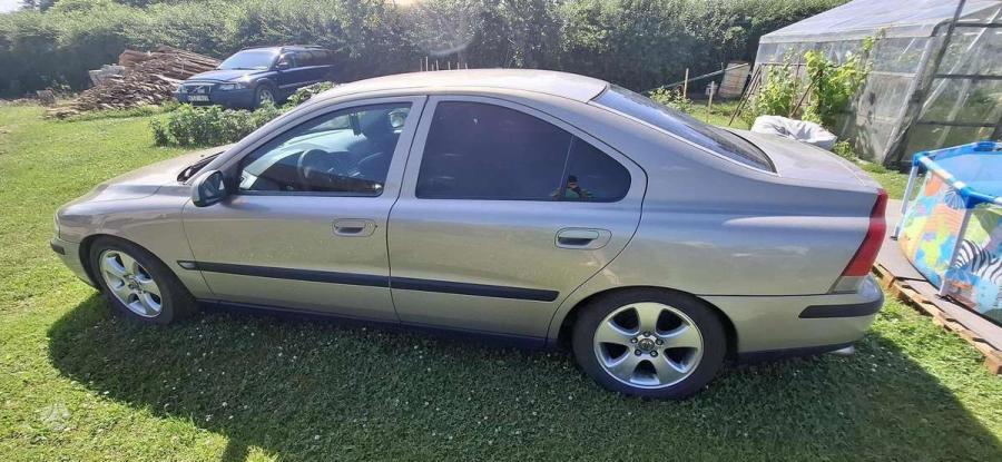 Brūns Volvo S60 2001 Viļņa, ar dzinēja tilpumu 2.40 L un nobraukumu 326 tūkst. km par 1200 €, foto 5 vietnē AUTOMOTO.COM.LV