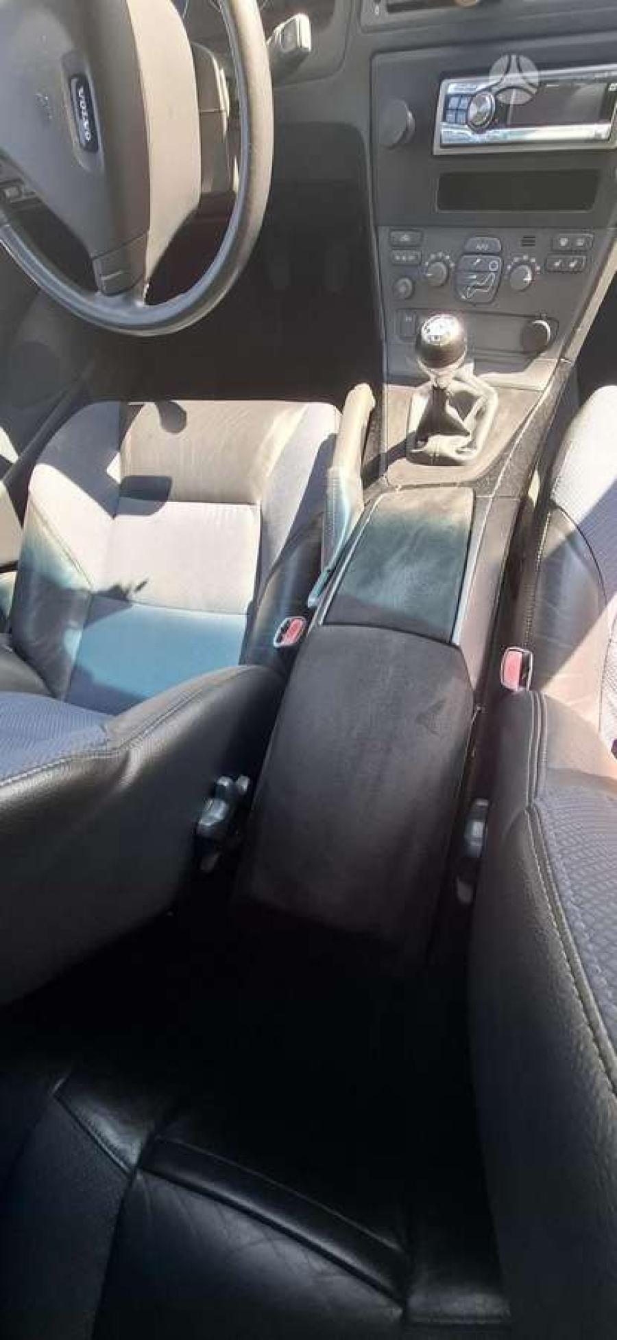 Brūns Volvo S60 2001 Viļņa, ar dzinēja tilpumu 2.40 L un nobraukumu 326 tūkst. km par 1200 €, foto 10 vietnē AUTOMOTO.COM.LV