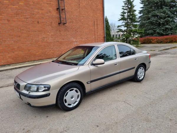 Brown Volvo S60 2002 in Jekabpils, with an engine capacity of 2.40 L and mileage of 346 thousand km for 1450 €, photo 1 on AUTOMOTO.COM.LV
