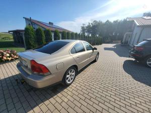 Brown Volvo S60 2002 in Alytus, with an engine capacity of 2.40 L and mileage of 448 thousand km for 1099 €, photo  on AUTOMOTO.COM.LV