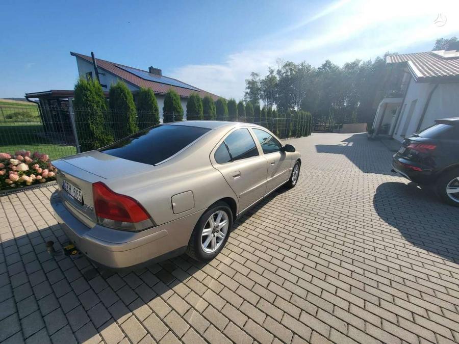 Brown Volvo S60 2002 in Alytus, with an engine capacity of 2.40 L and mileage of 448 thousand km for 1099 €, photo 1 on AUTOMOTO.COM.LV