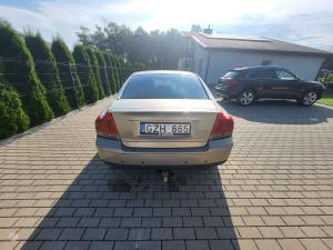 Brown Volvo S60 2002 in Alytus, with an engine capacity of 2.40 L and mileage of 448 thousand km for 1099 €, photo 6 on AUTOMOTO.COM.LV