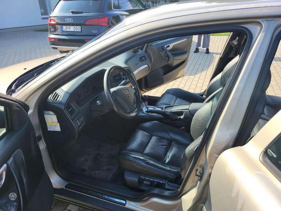 Brown Volvo S60 2002 in Alytus, with an engine capacity of 2.40 L and mileage of 448 thousand km for 1099 €, photo 7 on AUTOMOTO.COM.LV