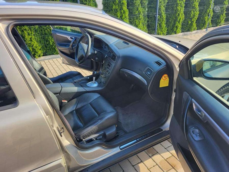 Brown Volvo S60 2002 in Alytus, with an engine capacity of 2.40 L and mileage of 448 thousand km for 1099 €, photo 9 on AUTOMOTO.COM.LV