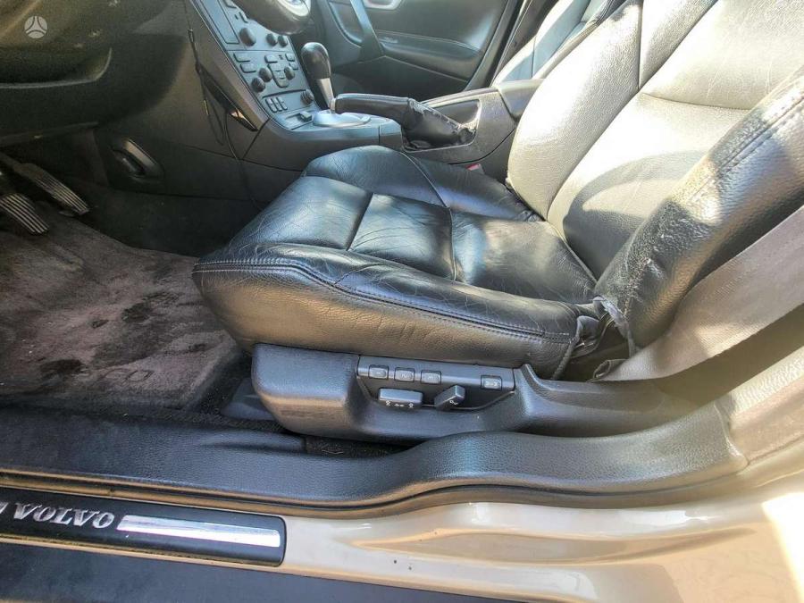 Brown Volvo S60 2002 in Alytus, with an engine capacity of 2.40 L and mileage of 448 thousand km for 1099 €, photo 12 on AUTOMOTO.COM.LV