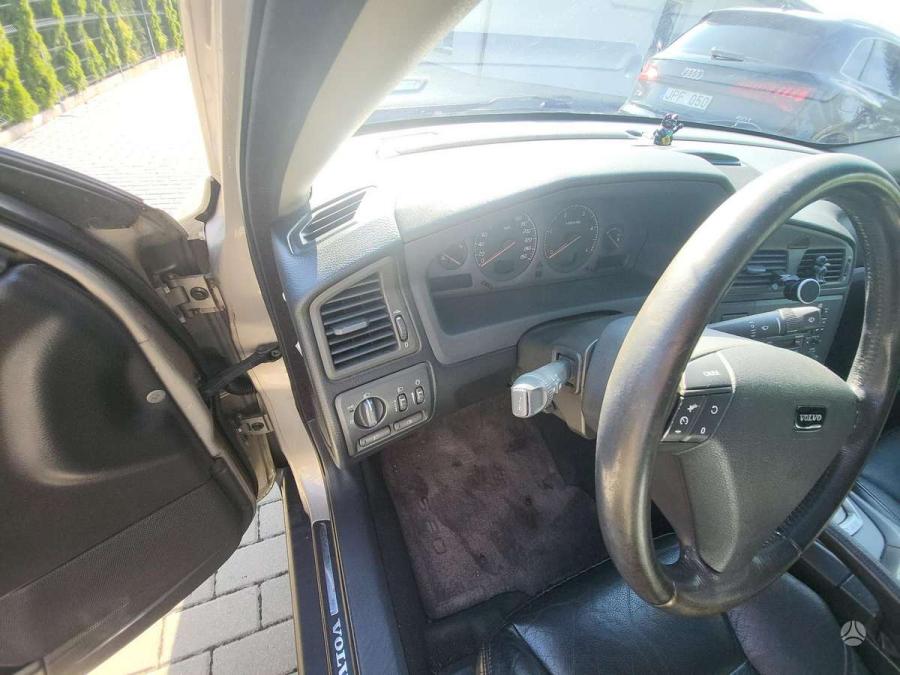 Brown Volvo S60 2002 in Alytus, with an engine capacity of 2.40 L and mileage of 448 thousand km for 1099 €, photo 13 on AUTOMOTO.COM.LV