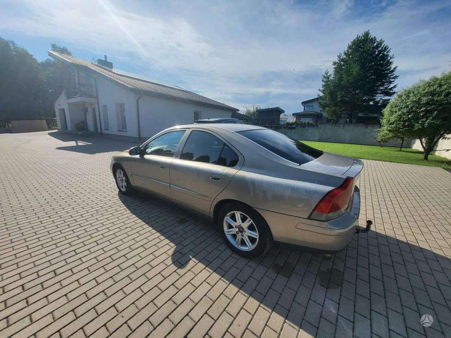 Brown Volvo S60 2002 in Alytus, with an engine capacity of 2.40 L and mileage of 448 thousand km for 1099 €, photo 18 on AUTOMOTO.COM.LV