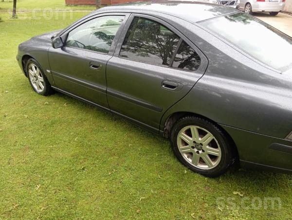 Brown Volvo S60 2004 in Jelgava, with an engine capacity of 2.40 L and mileage of 346 thousand km for 3950 €, photo 3 on AUTOMOTO.COM.LV