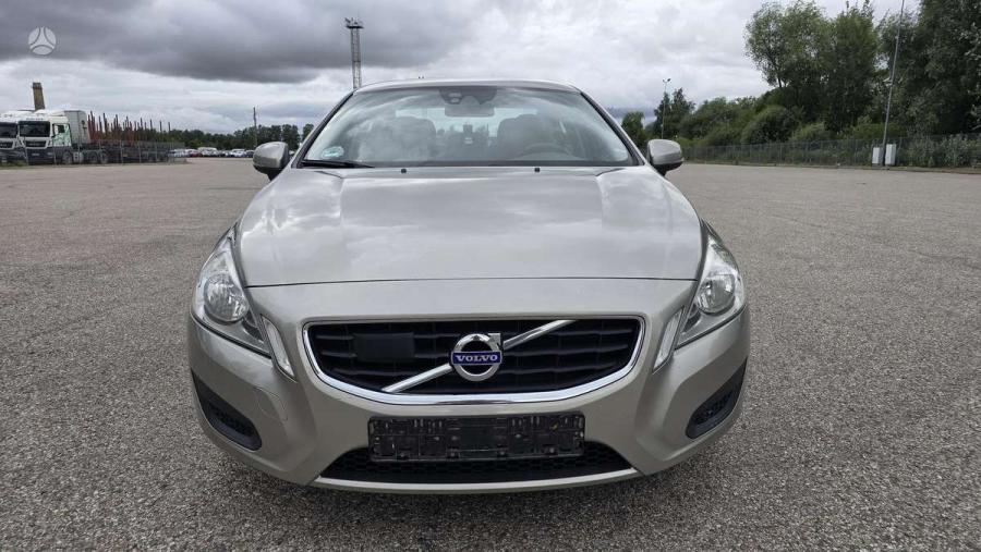 Brūns Volvo S60 2010 Marijampole, ar dzinēja tilpumu 1.98 L un nobraukumu 277 tūkst. km par 5150 €, foto 4 vietnē AUTOMOTO.COM.LV