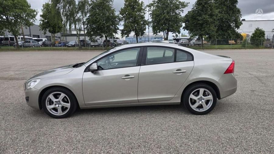 Brūns Volvo S60 2010 Marijampole, ar dzinēja tilpumu 1.98 L un nobraukumu 277 tūkst. km par 5150 €, foto 8 vietnē AUTOMOTO.COM.LV