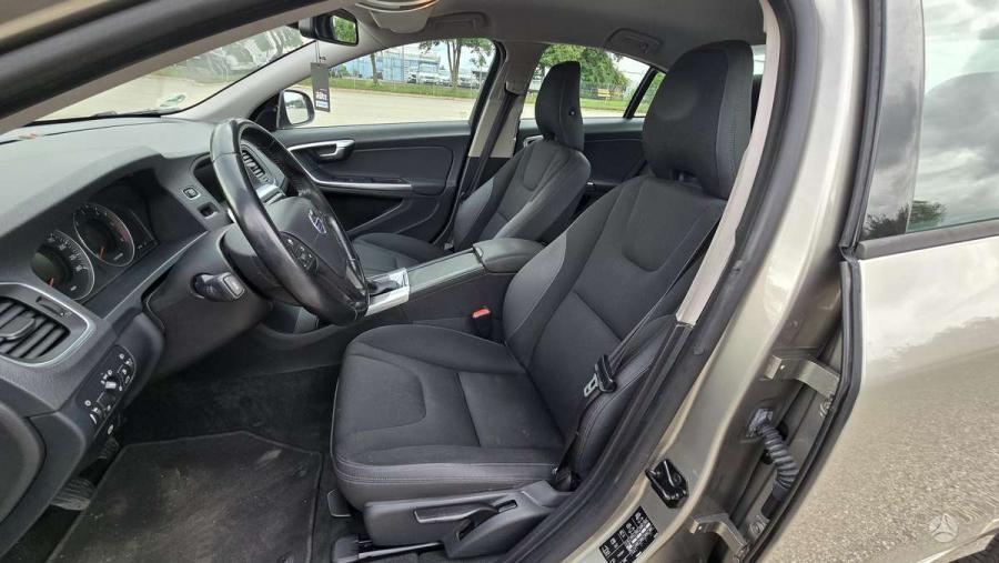 Brūns Volvo S60 2010 Marijampole, ar dzinēja tilpumu 1.98 L un nobraukumu 277 tūkst. km par 5150 €, foto 13 vietnē AUTOMOTO.COM.LV