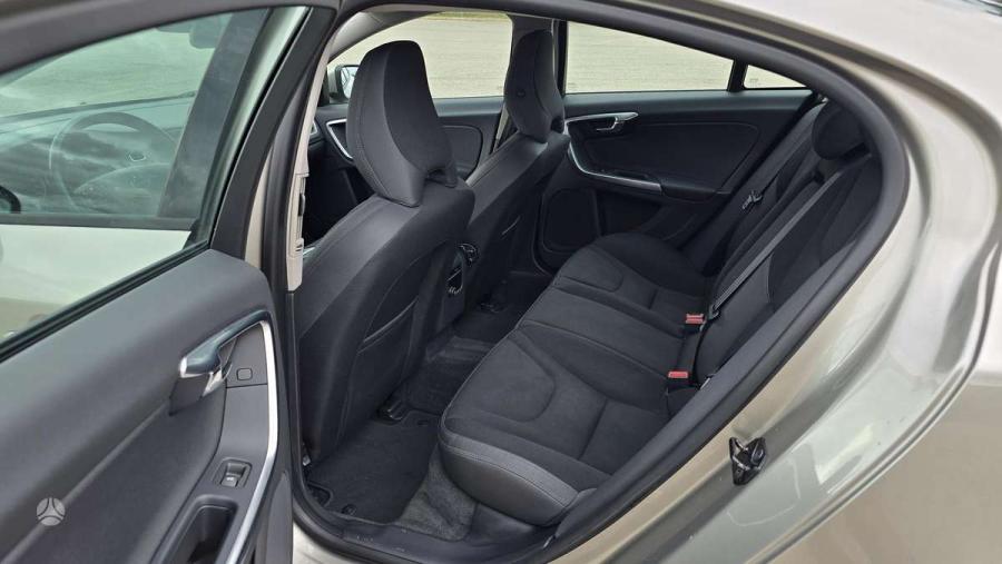 Brūns Volvo S60 2010 Marijampole, ar dzinēja tilpumu 1.98 L un nobraukumu 277 tūkst. km par 5150 €, foto 22 vietnē AUTOMOTO.COM.LV