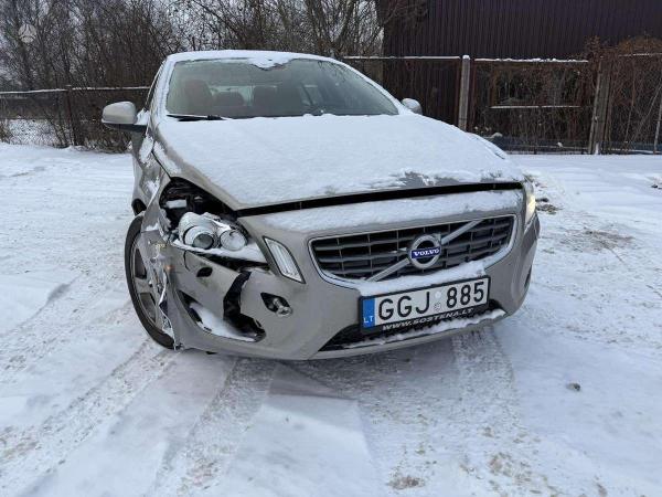 Brūns Volvo S60 2012 Šauļi, ar dzinēja tilpumu 1.60 L un nobraukumu 238 tūkst. km par 3500 €, foto 5 vietnē AUTOMOTO.COM.LV