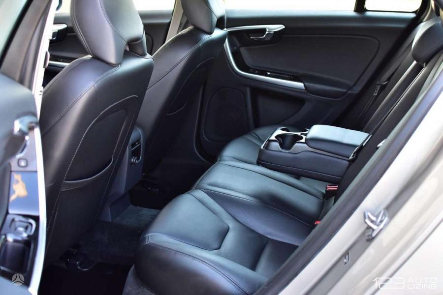 Brūns Volvo S60 2015 Kretinga, ar dzinēja tilpumu 2.00 L un nobraukumu 270 tūkst. km par 7650 €, foto 17 vietnē AUTOMOTO.COM.LV