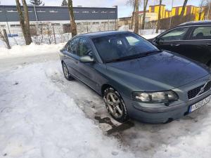 Zaļš Volvo S60 2001 Šilutė, ar dzinēja tilpumu 2.44 L un nobraukumu 381 tūkst. km par 1250 €, foto  vietnē AUTOMOTO.COM.LV