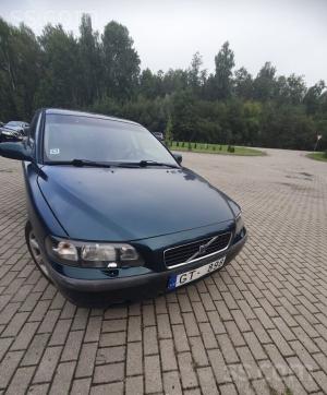 Zaļš Volvo S60 2001 Rīga, ar dzinēja tilpumu 2.40 L un nobraukumu 332 tūkst. km par 1100 €, foto  vietnē AUTOMOTO.COM.LV