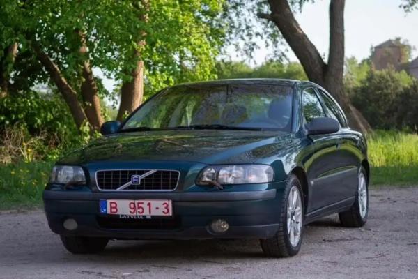 Green Volvo S60 2001 in Grobiņa, with an engine capacity of 2.40 L and mileage of 313 thousand km for 1850 €, photo 1 on AUTOMOTO.COM.LV