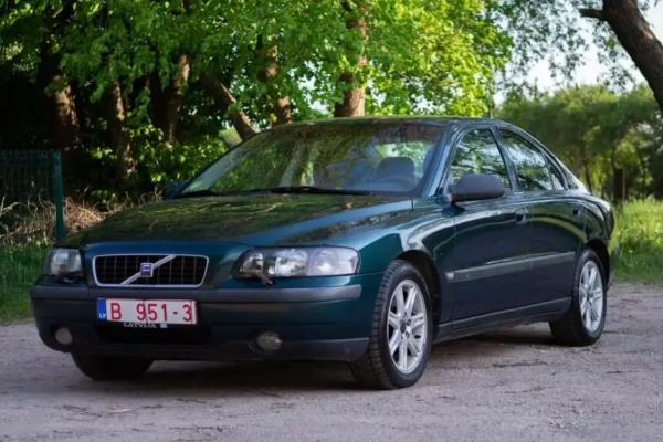 Green Volvo S60 2001 in Grobiņa, with an engine capacity of 2.40 L and mileage of 313 thousand km for 1850 €, photo 2 on AUTOMOTO.COM.LV