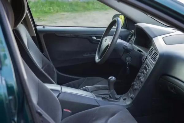 Green Volvo S60 2001 in Grobiņa, with an engine capacity of 2.40 L and mileage of 313 thousand km for 1850 €, photo 7 on AUTOMOTO.COM.LV