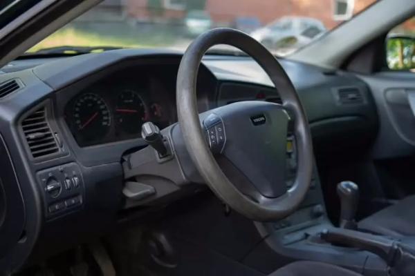 Green Volvo S60 2001 in Grobiņa, with an engine capacity of 2.40 L and mileage of 313 thousand km for 1850 €, photo 10 on AUTOMOTO.COM.LV