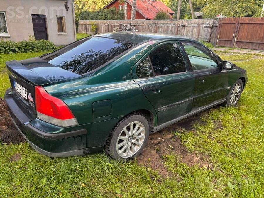 Green Volvo S60 2001 in Riga, with an engine capacity of 2.40 L and mileage of 43 thousand km for 600 €, photo 5 on AUTOMOTO.COM.LV