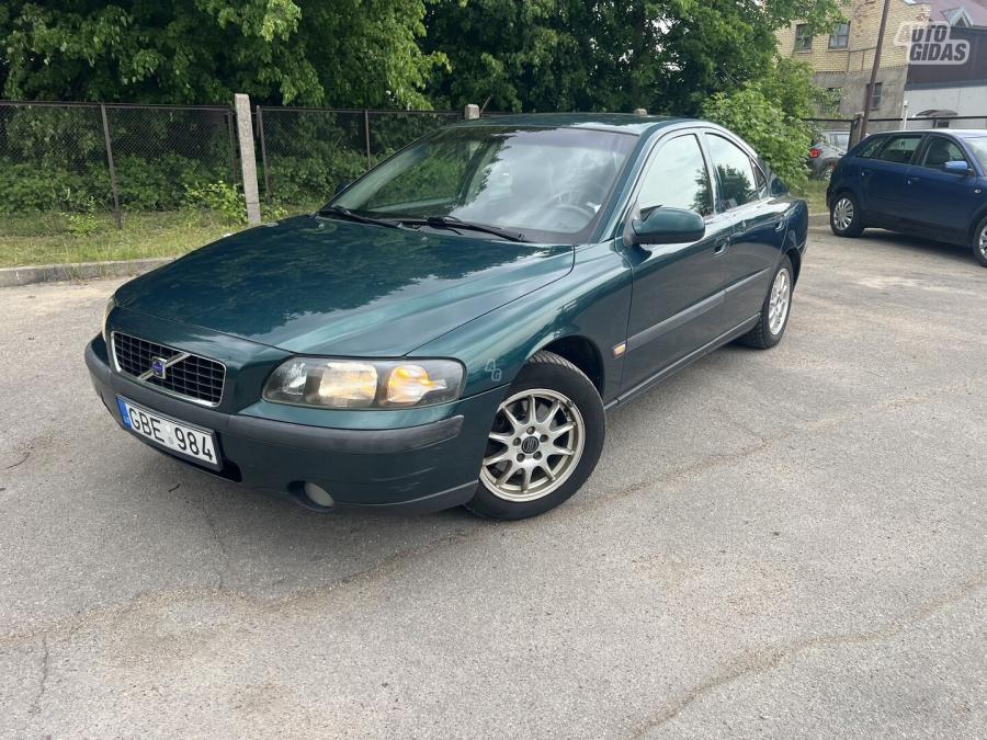 Green Volvo S60 2002 in Siauliai, with an engine capacity of 2.40 L and mileage of 330 thousand km for 1149 €, photo 5 on AUTOMOTO.COM.LV