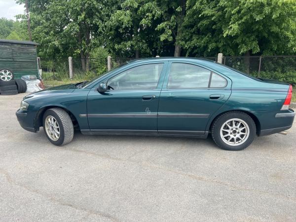 Green Volvo S60 2002 in Siauliai, with an engine capacity of 2.40 L and mileage of 330 thousand km for 1149 €, photo 8 on AUTOMOTO.COM.LV