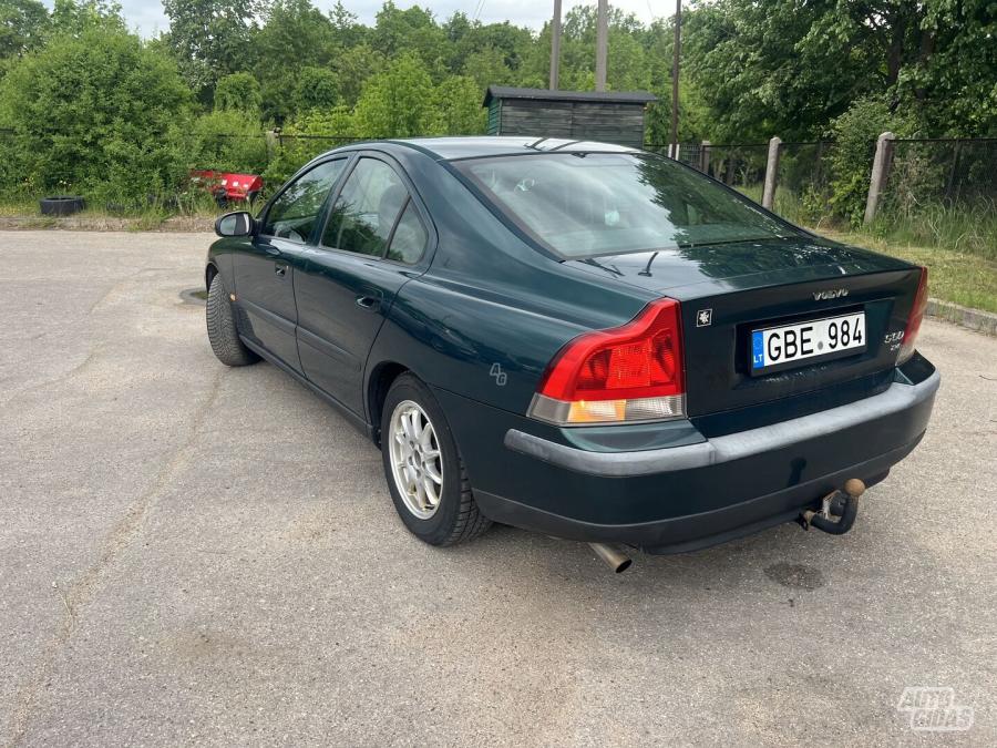 Green Volvo S60 2002 in Siauliai, with an engine capacity of 2.40 L and mileage of 330 thousand km for 1149 €, photo 4 on AUTOMOTO.COM.LV