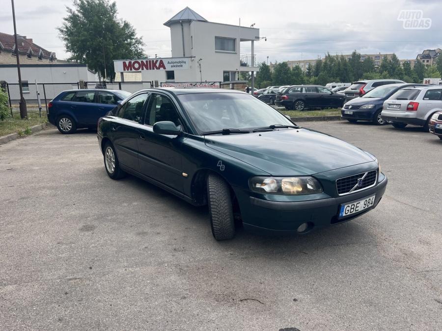 Green Volvo S60 2002 in Siauliai, with an engine capacity of 2.40 L and mileage of 330 thousand km for 1149 €, photo 7 on AUTOMOTO.COM.LV