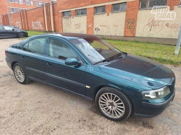 Zaļš Volvo S60 2002 Šauļi, ar dzinēja tilpumu 2.40 L un nobraukumu 300 tūkst. km par 1350 €, foto 1 vietnē AUTOMOTO.COM.LV