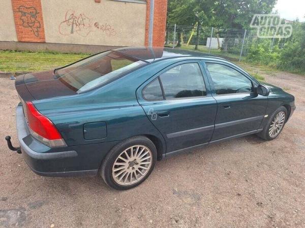 Zaļš Volvo S60 2002 Šauļi, ar dzinēja tilpumu 2.40 L un nobraukumu 300 tūkst. km par 1350 €, foto 3 vietnē AUTOMOTO.COM.LV