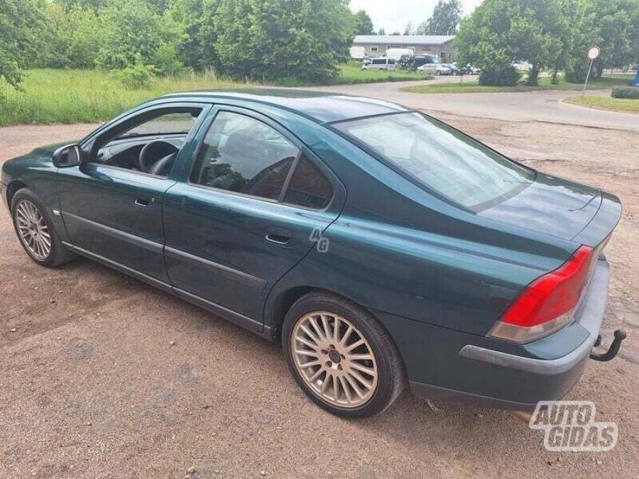 Zaļš Volvo S60 2002 Šauļi, ar dzinēja tilpumu 2.40 L un nobraukumu 300 tūkst. km par 1350 €, foto 5 vietnē AUTOMOTO.COM.LV