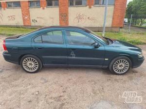 Zaļš Volvo S60 2002 Šauļi, ar dzinēja tilpumu 2.40 L un nobraukumu 300 tūkst. km par 1350 €, foto 6 vietnē AUTOMOTO.COM.LV