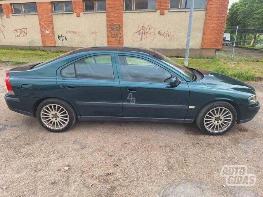 Zaļš Volvo S60 2002 Šauļi, ar dzinēja tilpumu 2.40 L un nobraukumu 300 tūkst. km par 1350 €, foto 6 vietnē AUTOMOTO.COM.LV