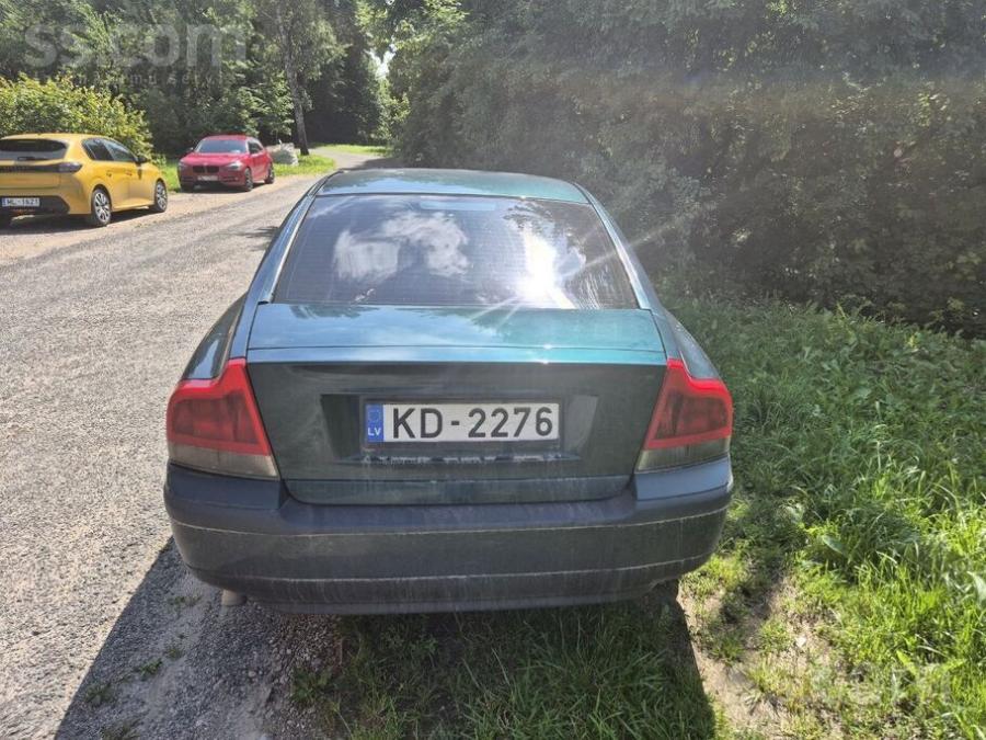 Green Volvo S60 2002 in Saldus, with an engine capacity of 2.40 L and mileage of 400 thousand km for 650 €, photo 3 on AUTOMOTO.COM.LV