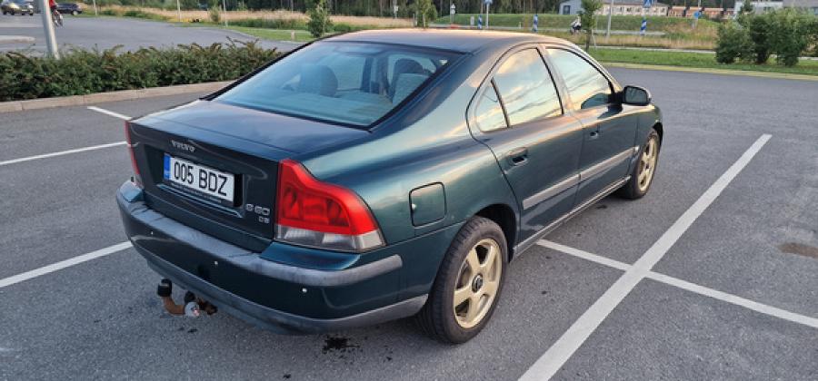 Green Volvo S60 2002 in Tallinn, with an engine capacity of 2.40 L and mileage of 451 thousand km for 1699 €, photo 3 on AUTOMOTO.COM.LV