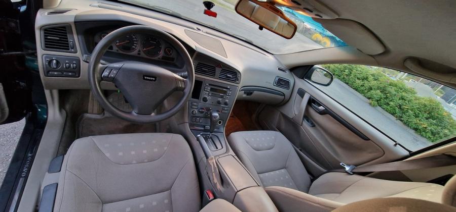 Green Volvo S60 2002 in Tallinn, with an engine capacity of 2.40 L and mileage of 451 thousand km for 1699 €, photo 7 on AUTOMOTO.COM.LV
