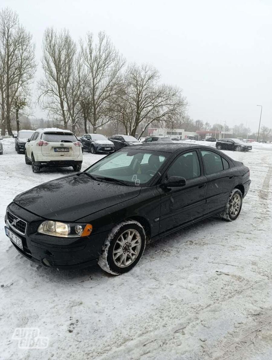 Green Volvo S60 2005 in Siauliai, with an engine capacity of 2.40 L and mileage of 223 thousand km for 1000 €, photo 1 on AUTOMOTO.COM.LV