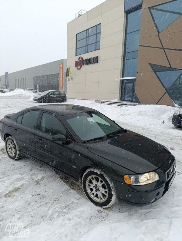 Green Volvo S60 2005 in Siauliai, with an engine capacity of 2.40 L and mileage of 223 thousand km for 1000 €, photo 2 on AUTOMOTO.COM.LV