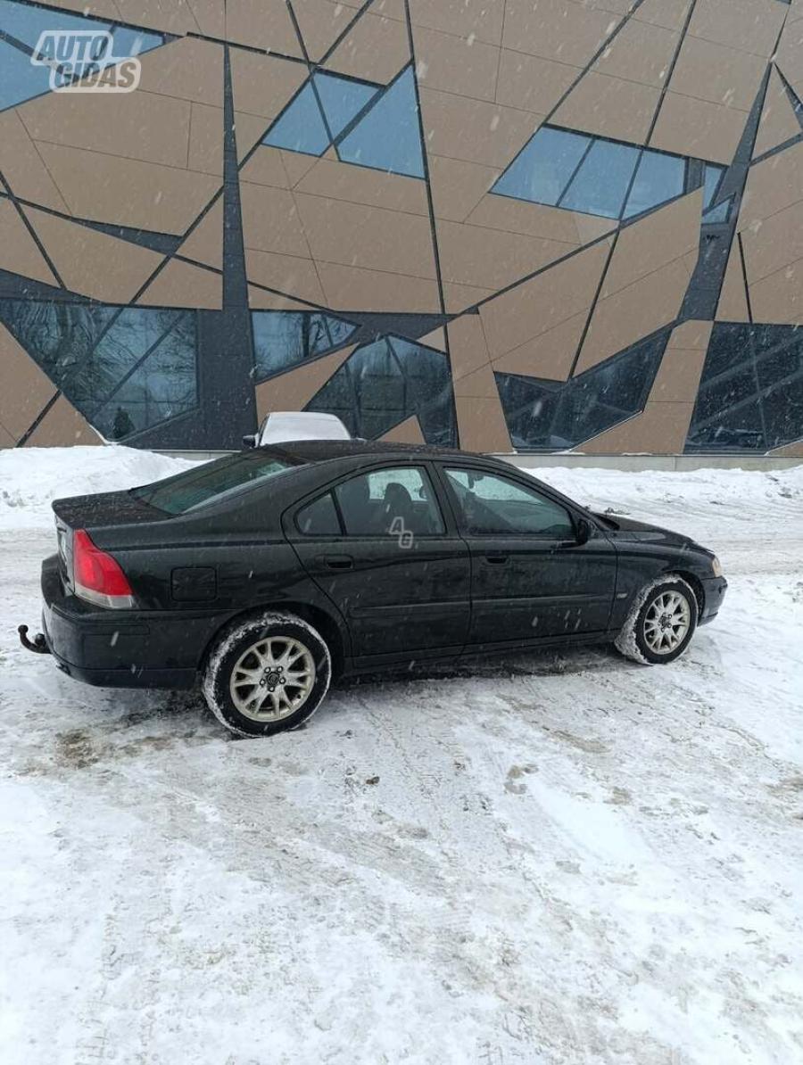 Green Volvo S60 2005 in Siauliai, with an engine capacity of 2.40 L and mileage of 223 thousand km for 1000 €, photo 3 on AUTOMOTO.COM.LV