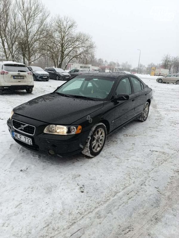 Green Volvo S60 2005 in Siauliai, with an engine capacity of 2.40 L and mileage of 223 thousand km for 1000 €, photo 6 on AUTOMOTO.COM.LV