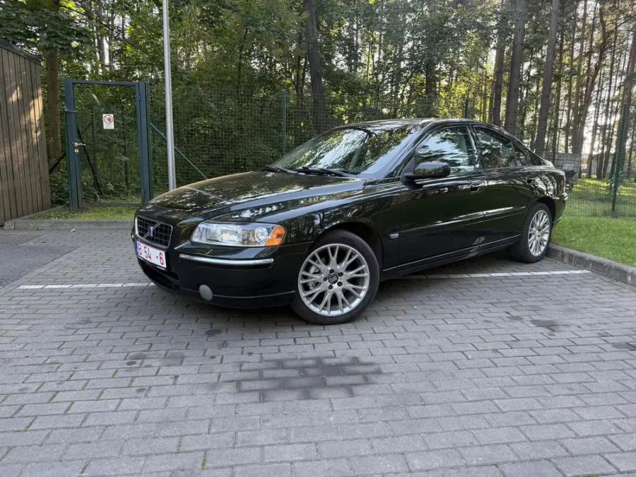 Green Volvo S60 2005 in Riga, with an engine capacity of 2.40 L and mileage of 249 thousand km for 1500 €, photo 1 on AUTOMOTO.COM.LV