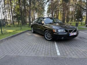 Green Volvo S60 2005 in Riga, with an engine capacity of 2.40 L and mileage of 249 thousand km for 1500 €, photo 3 on AUTOMOTO.COM.LV