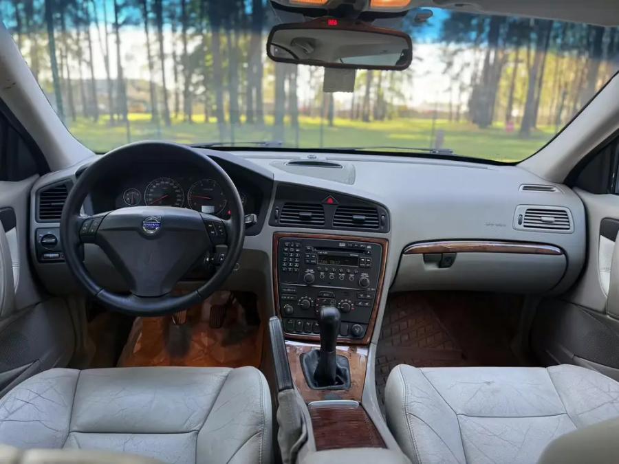 Green Volvo S60 2005 in Riga, with an engine capacity of 2.40 L and mileage of 249 thousand km for 1500 €, photo 9 on AUTOMOTO.COM.LV