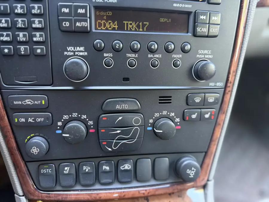 Green Volvo S60 2005 in Riga, with an engine capacity of 2.40 L and mileage of 249 thousand km for 1500 €, photo 13 on AUTOMOTO.COM.LV