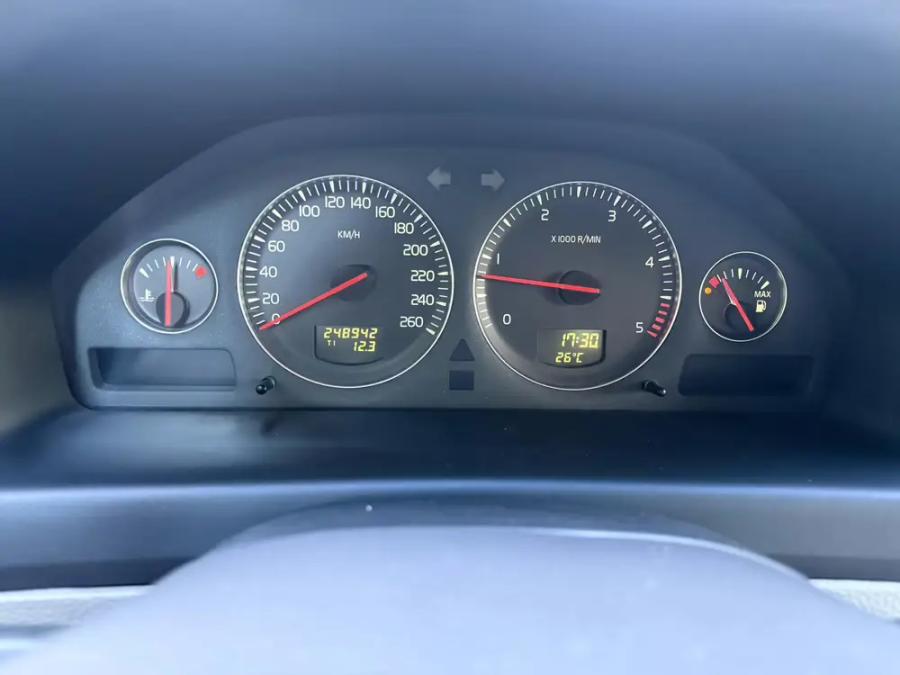 Green Volvo S60 2005 in Riga, with an engine capacity of 2.40 L and mileage of 249 thousand km for 1500 €, photo 14 on AUTOMOTO.COM.LV