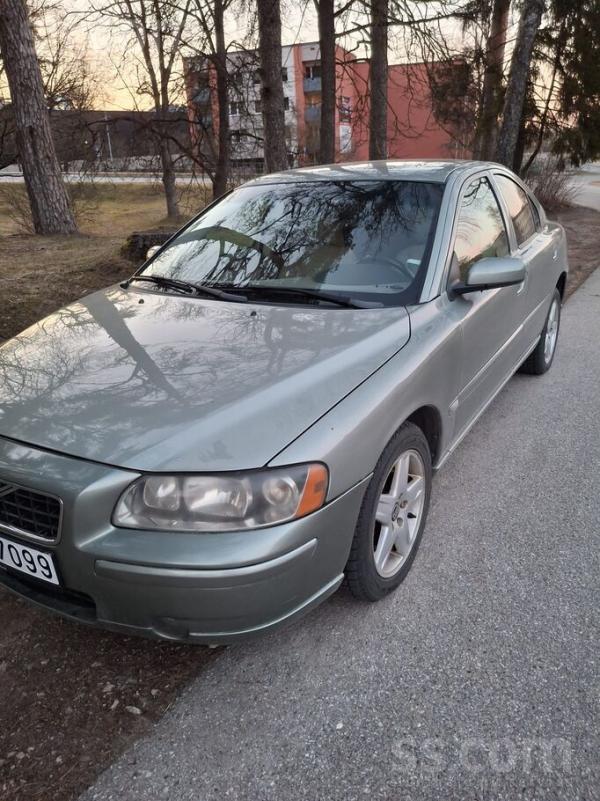 Green Volvo S60 2005 in Valka, with an engine capacity of 2.50 L and mileage of 276 thousand km for 3550 €, photo 4 on AUTOMOTO.COM.LV