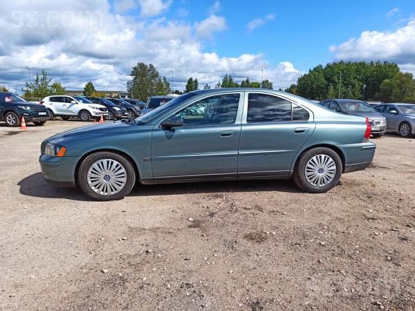 Green Volvo S60 2005 in Daugavpils, with an engine capacity of 2.40 L and mileage of 0 thousand km for 2200 €, photo 4 on AUTOMOTO.COM.LV
