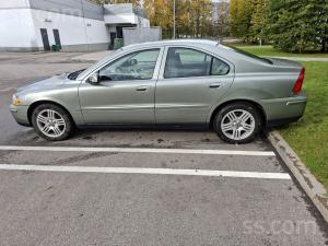 Zaļš Volvo S60 2006 Rīga, ar dzinēja tilpumu 2.40 L un nobraukumu 256 tūkst. km par 1850 €, foto  vietnē AUTOMOTO.COM.LV